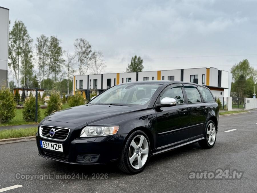 Black Volvo V50 2010 in Tartu, with an engine capacity of 1.60 L and mileage of 327 thousand km for 2990 €, photo 4 on AUTOMOTO.COM.LV
