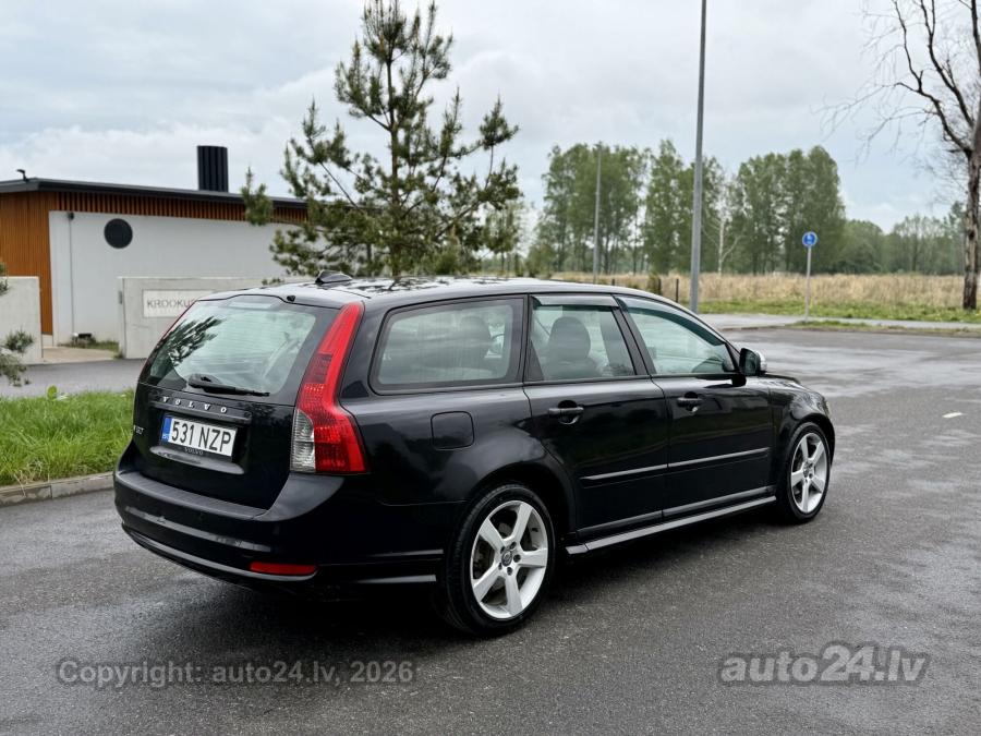 Black Volvo V50 2010 in Tartu, with an engine capacity of 1.60 L and mileage of 327 thousand km for 2990 €, photo 5 on AUTOMOTO.COM.LV