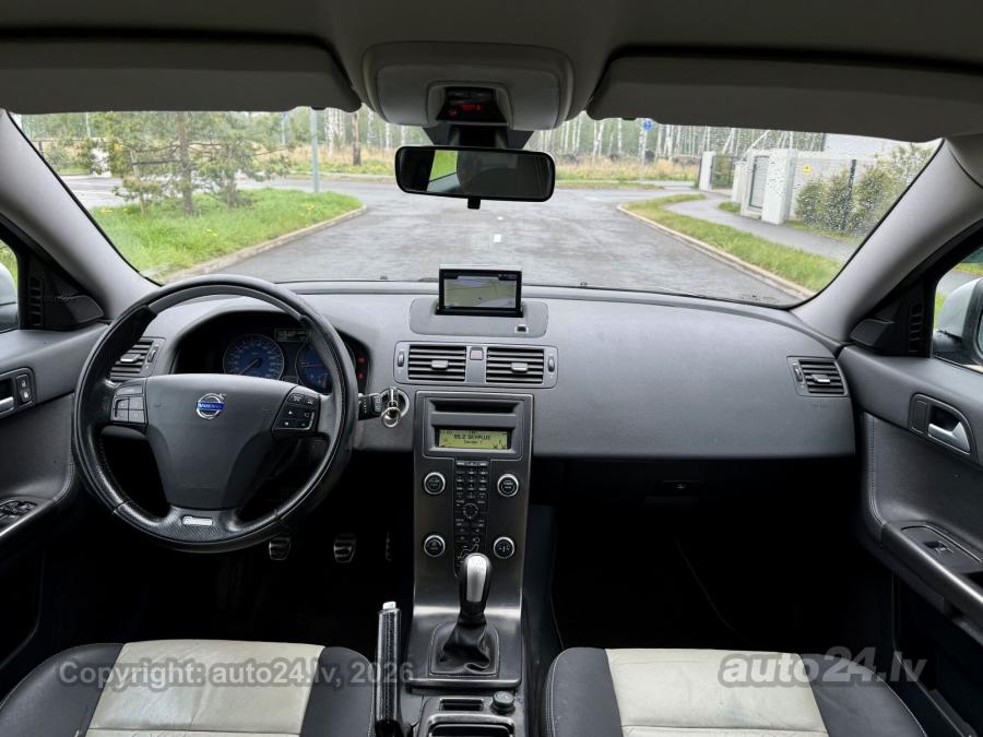 Black Volvo V50 2010 in Tartu, with an engine capacity of 1.60 L and mileage of 327 thousand km for 2990 €, photo 8 on AUTOMOTO.COM.LV