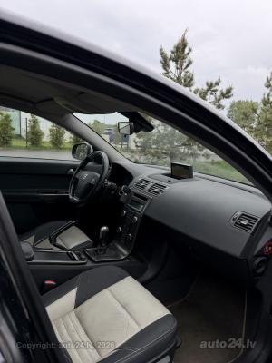 Black Volvo V50 2010 in Tartu, with an engine capacity of 1.60 L and mileage of 327 thousand km for 2990 €, photo 9 on AUTOMOTO.COM.LV