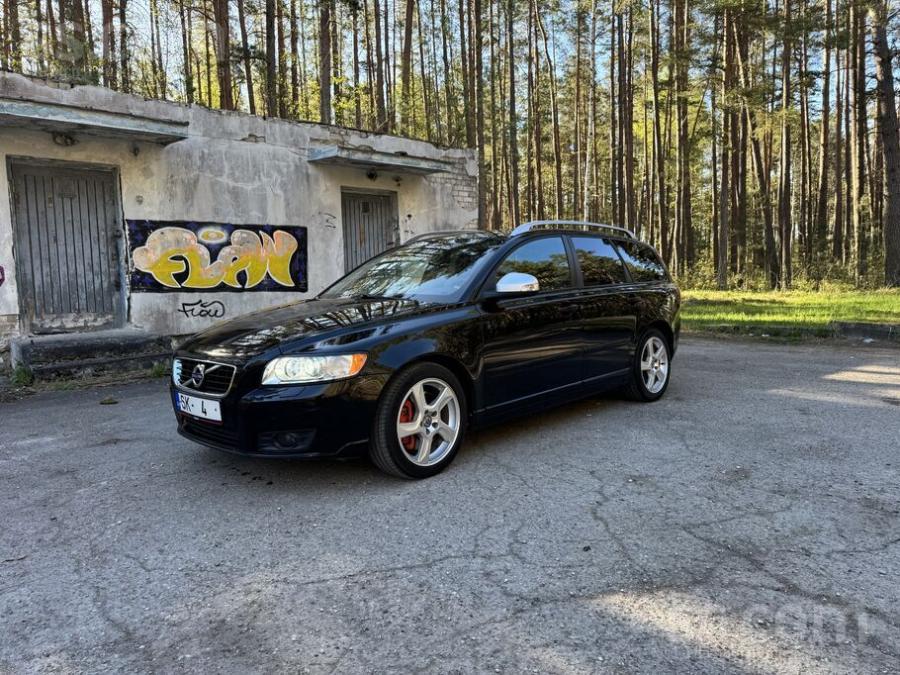 Melns Volvo V50 2010 Rīga, ar dzinēja tilpumu 2.00 L un nobraukumu 352 tūkst. km par 4000 €, foto 3 vietnē AUTOMOTO.COM.LV