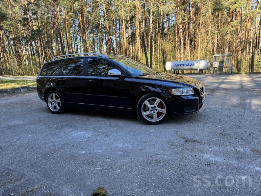 Melns Volvo V50 2010 Rīga, ar dzinēja tilpumu 2.00 L un nobraukumu 352 tūkst. km par 3900 €, foto 1 vietnē AUTOMOTO.COM.LV