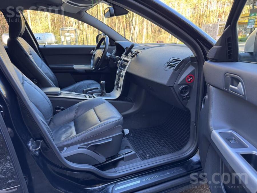 Melns Volvo V50 2010 Rīga, ar dzinēja tilpumu 2.00 L un nobraukumu 352 tūkst. km par 3900 €, foto 13 vietnē AUTOMOTO.COM.LV
