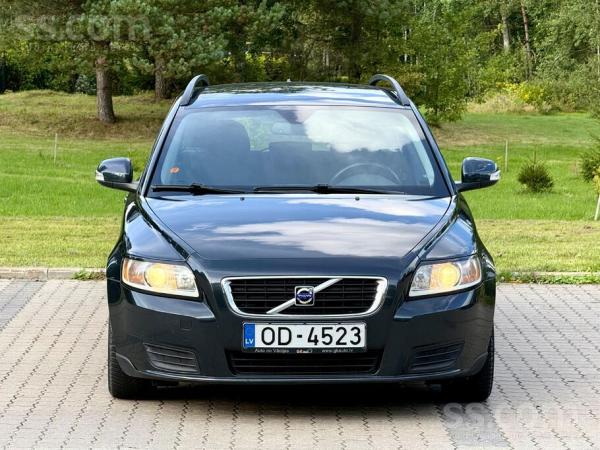 Черный Вольво В50 2010 в Рига, объемом двигателя 1.60 л и пробегом 360 тыс. км за 2160 €, фото 1 на AUTOMOTO.COM.LV