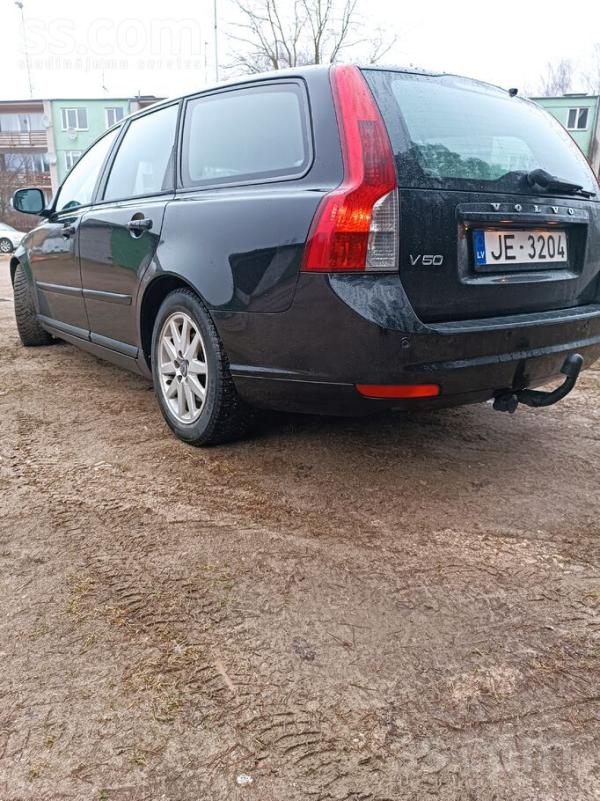 Black Volvo V50 2010 in Riga, with an engine capacity of 1.60 L and mileage of 363 thousand km for 3000 €, photo 2 on AUTOMOTO.COM.LV
