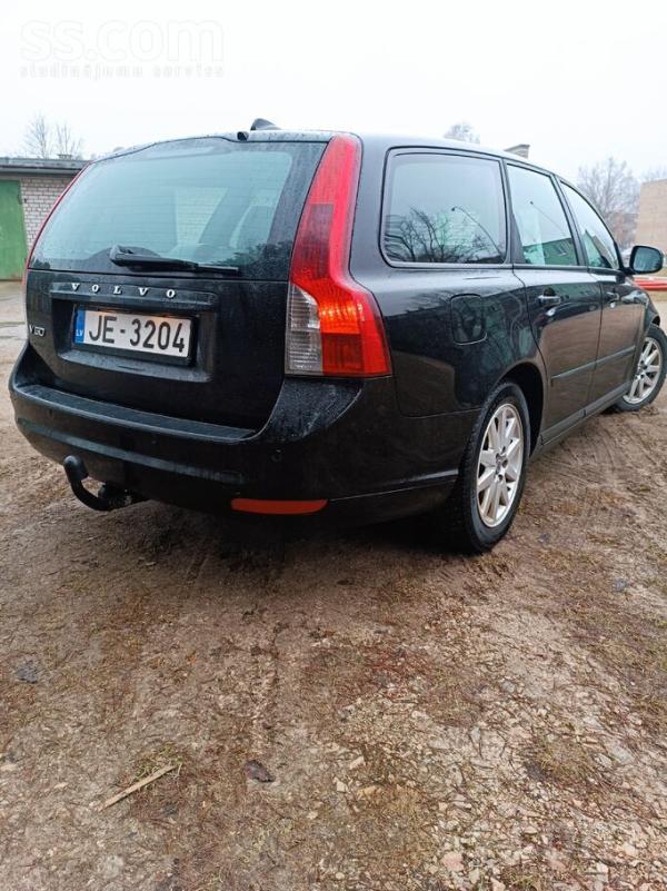 Black Volvo V50 2010 in Riga, with an engine capacity of 1.60 L and mileage of 363 thousand km for 3000 €, photo 3 on AUTOMOTO.COM.LV