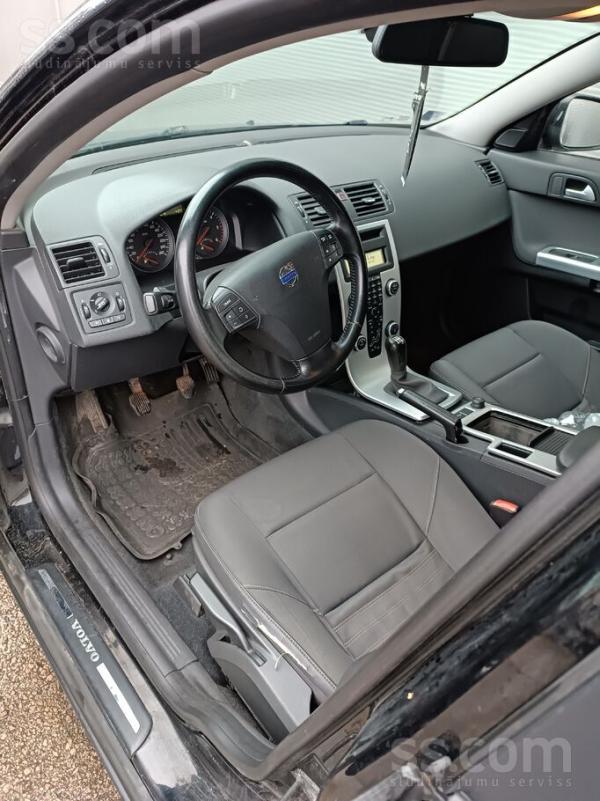 Black Volvo V50 2010 in Riga, with an engine capacity of 1.60 L and mileage of 363 thousand km for 3000 €, photo 4 on AUTOMOTO.COM.LV