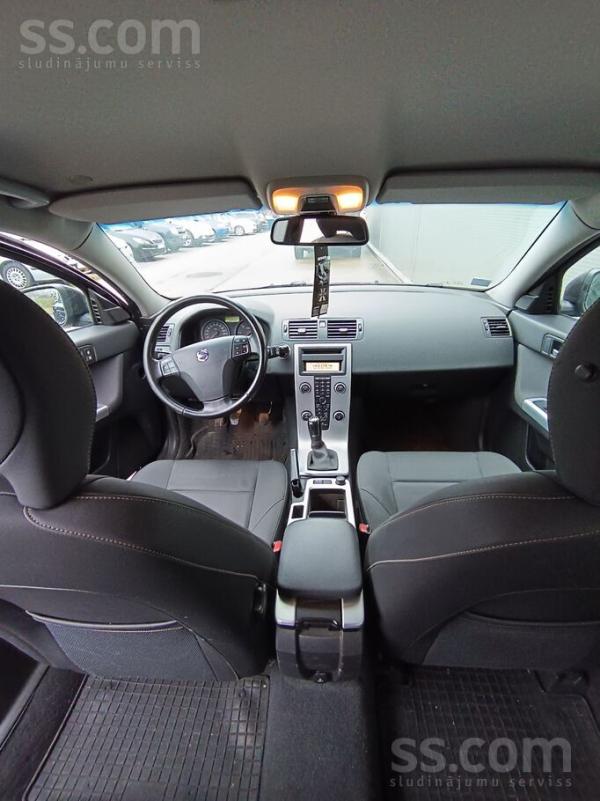 Black Volvo V50 2010 in Riga, with an engine capacity of 1.60 L and mileage of 363 thousand km for 3000 €, photo 6 on AUTOMOTO.COM.LV