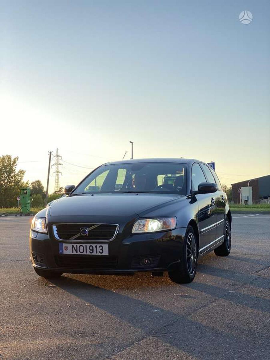 Black Volvo V50 2010 in Kaunas, with an engine capacity of 1.56 L and mileage of 262 thousand km for 2500 €, photo 1 on AUTOMOTO.COM.LV