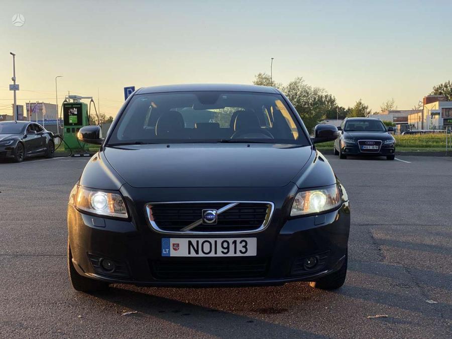 Black Volvo V50 2010 in Kaunas, with an engine capacity of 1.56 L and mileage of 262 thousand km for 2500 €, photo 3 on AUTOMOTO.COM.LV