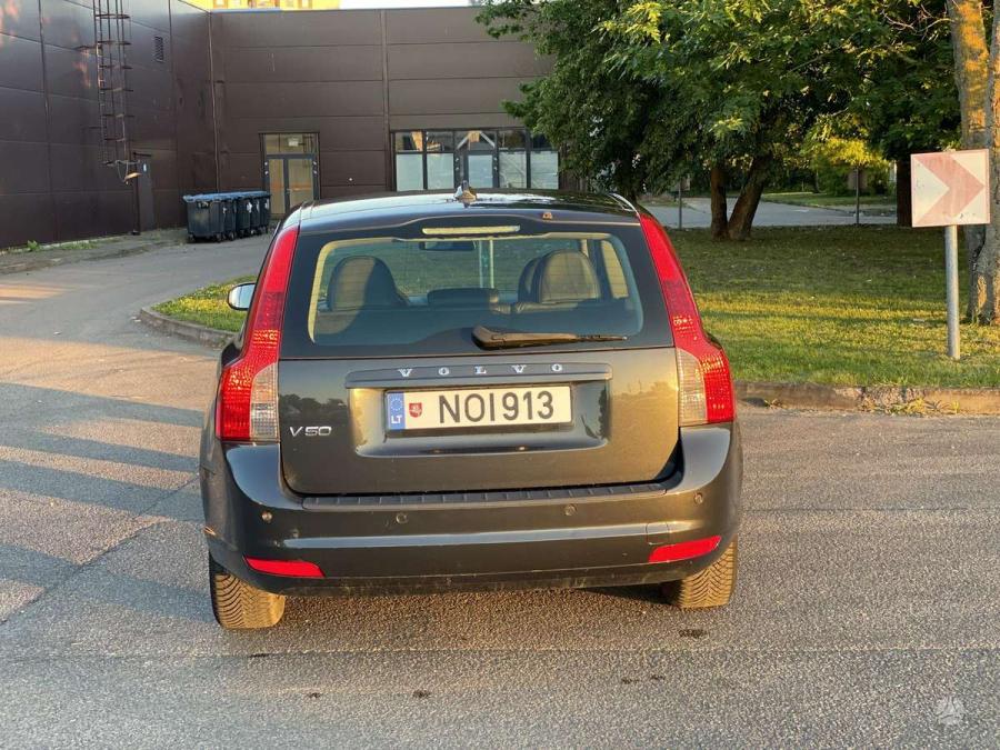 Black Volvo V50 2010 in Kaunas, with an engine capacity of 1.56 L and mileage of 262 thousand km for 2500 €, photo 7 on AUTOMOTO.COM.LV