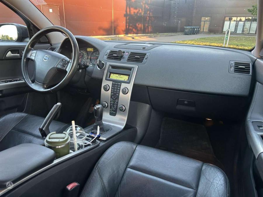 Black Volvo V50 2010 in Kaunas, with an engine capacity of 1.56 L and mileage of 262 thousand km for 2500 €, photo 11 on AUTOMOTO.COM.LV