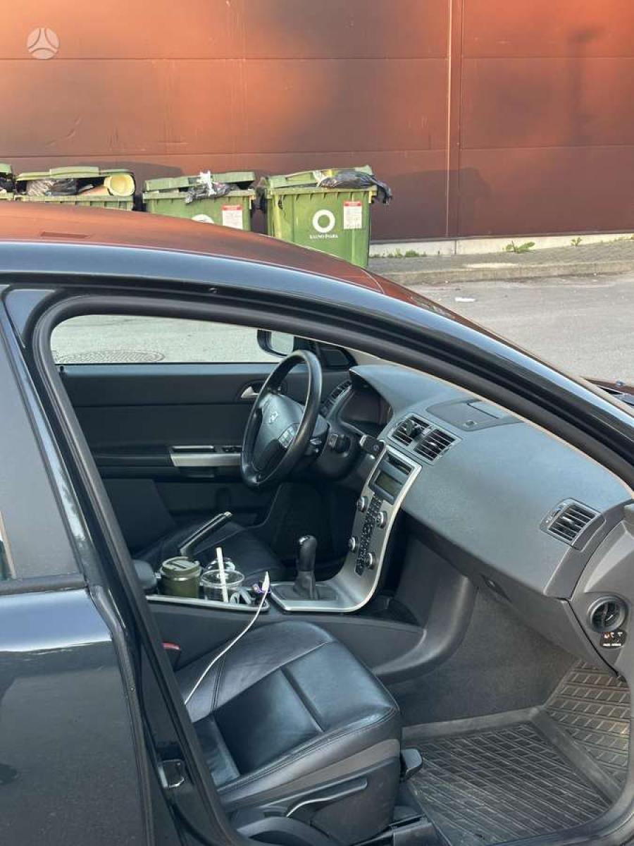 Black Volvo V50 2010 in Kaunas, with an engine capacity of 1.56 L and mileage of 262 thousand km for 2500 €, photo 12 on AUTOMOTO.COM.LV