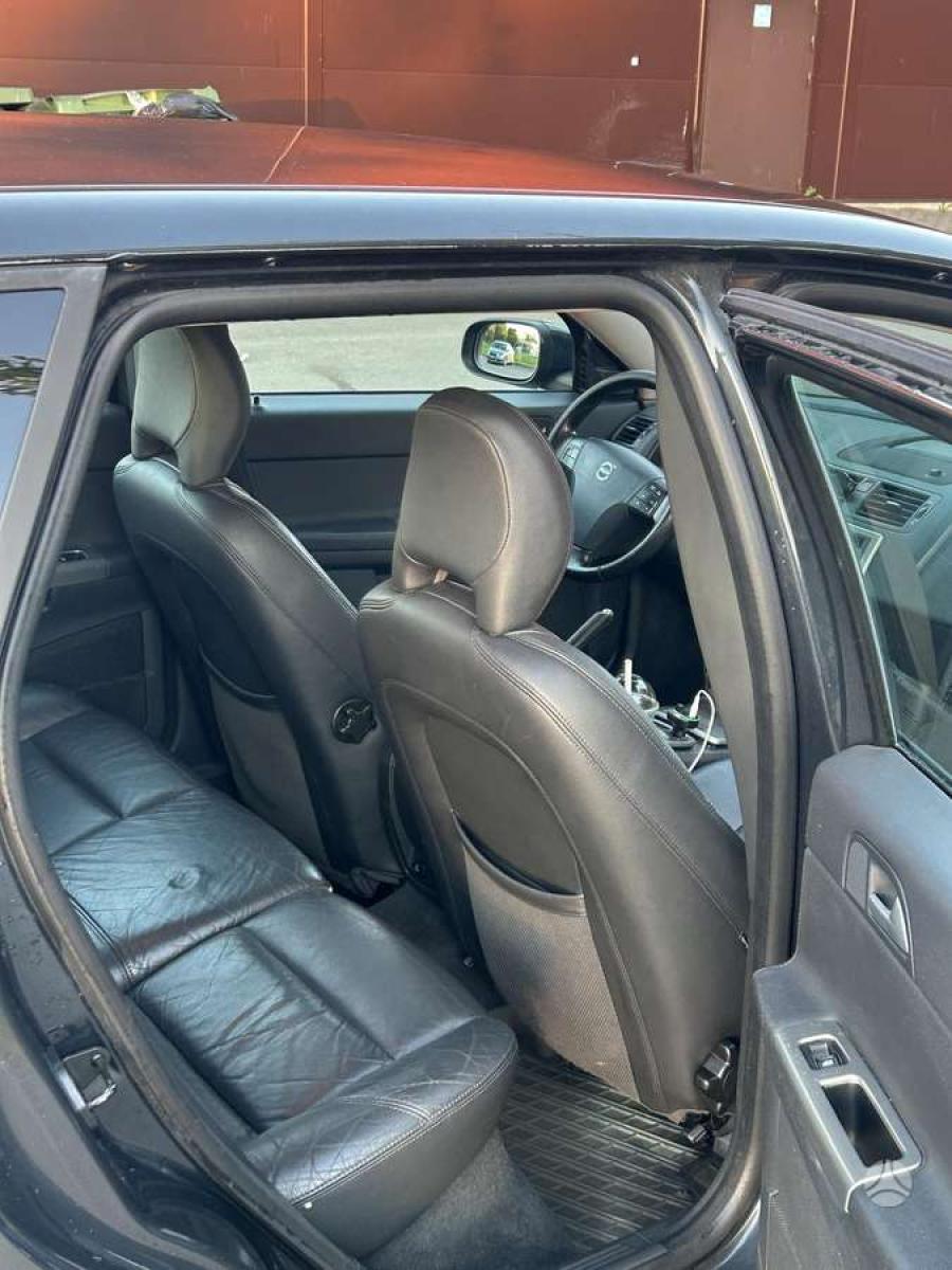 Black Volvo V50 2010 in Kaunas, with an engine capacity of 1.56 L and mileage of 262 thousand km for 2500 €, photo 13 on AUTOMOTO.COM.LV