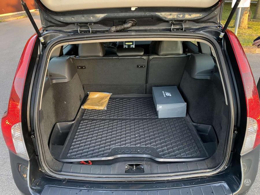 Black Volvo V50 2010 in Kaunas, with an engine capacity of 1.56 L and mileage of 262 thousand km for 2500 €, photo 17 on AUTOMOTO.COM.LV