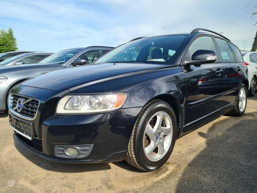 Black Volvo V50 2010 in Kaunas, with an engine capacity of 1.56 L and mileage of 238 thousand km for 3750 €, photo 1 on AUTOMOTO.COM.LV