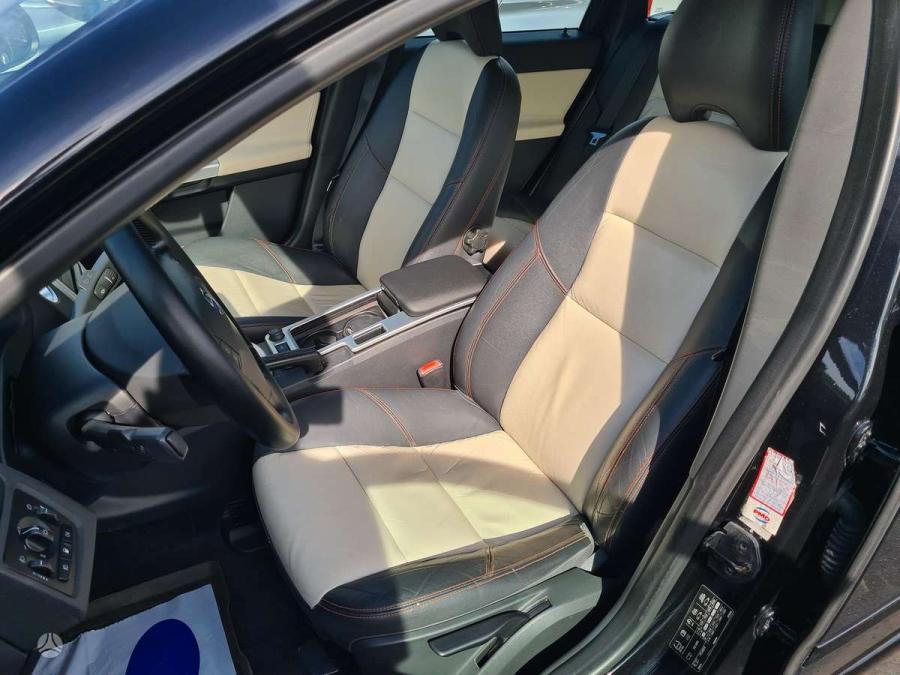 Black Volvo V50 2010 in Kaunas, with an engine capacity of 1.56 L and mileage of 238 thousand km for 3750 €, photo 12 on AUTOMOTO.COM.LV