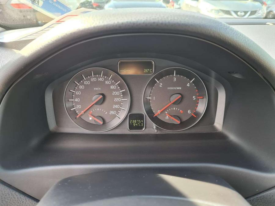 Black Volvo V50 2010 in Kaunas, with an engine capacity of 1.56 L and mileage of 238 thousand km for 3750 €, photo 16 on AUTOMOTO.COM.LV