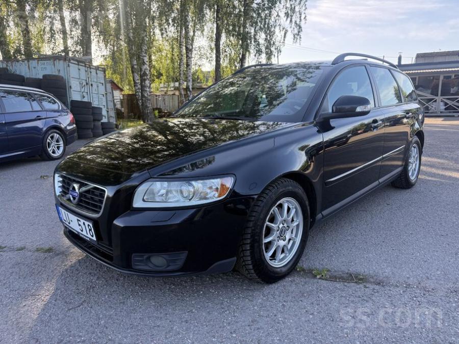 Черный Вольво В50 2010 в Рига, объемом двигателя 1.60 л и пробегом 196 тыс. км за 2780 €, фото 1 на AUTOMOTO.COM.LV