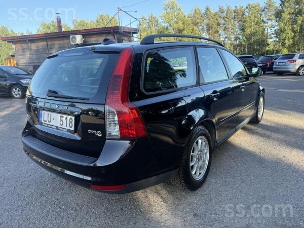 Melns Volvo V50 2010 Rīga, ar dzinēja tilpumu 1.60 L un nobraukumu 196 tūkst. km par 2780 €, foto 2 vietnē AUTOMOTO.COM.LV