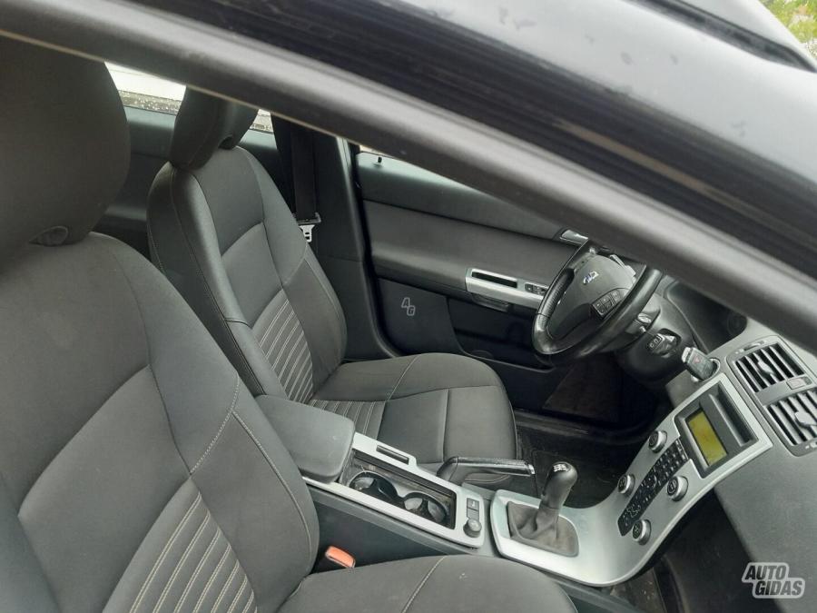 Melns Volvo V50 2010 Kupiškis, ar dzinēja tilpumu 1.60 L un nobraukumu 245 tūkst. km par 1850 €, foto 4 vietnē AUTOMOTO.COM.LV
