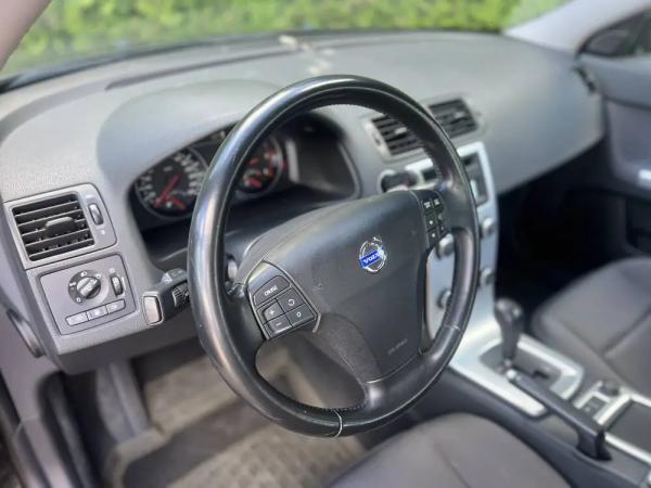 Black Volvo V50 2010 in Cesis, with an engine capacity of 2.00 L and mileage of 246 thousand km for 5500 €, photo 10 on AUTOMOTO.COM.LV