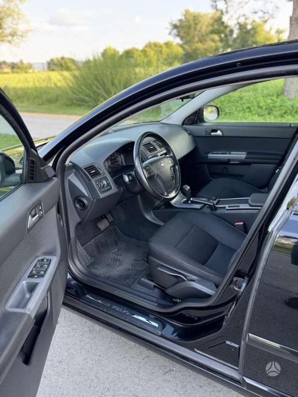 Melns Volvo V50 2010 Marijampole, ar dzinēja tilpumu 2.40 L un nobraukumu 310 tūkst. km par 3450 €, foto 7 vietnē AUTOMOTO.COM.LV