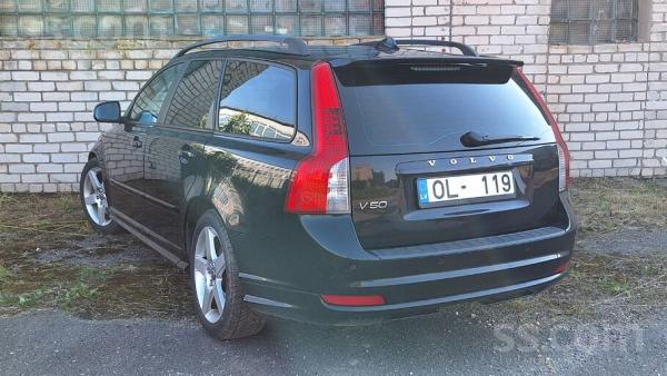 Melns Volvo V50 2010 Bauska, ar dzinēja tilpumu 2.00 L un nobraukumu 348 tūkst. km par 2900 €, foto 4 vietnē AUTOMOTO.COM.LV