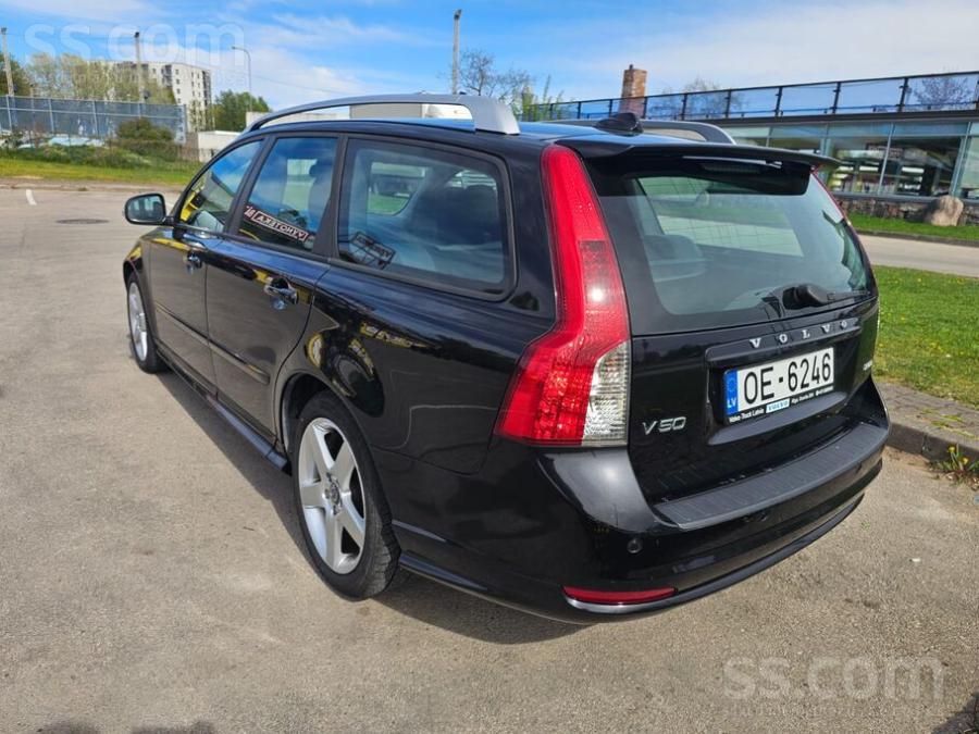 Melns Volvo V50 2010 Rīga, ar dzinēja tilpumu 2.00 L un nobraukumu 323 tūkst. km par 3900 €, foto 3 vietnē AUTOMOTO.COM.LV