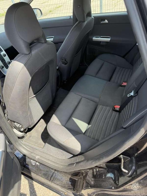 Black Volvo V50 2010 in Kaunas, with an engine capacity of 1.56 L and mileage of 249 thousand km for 2899 €, photo 9 on AUTOMOTO.COM.LV