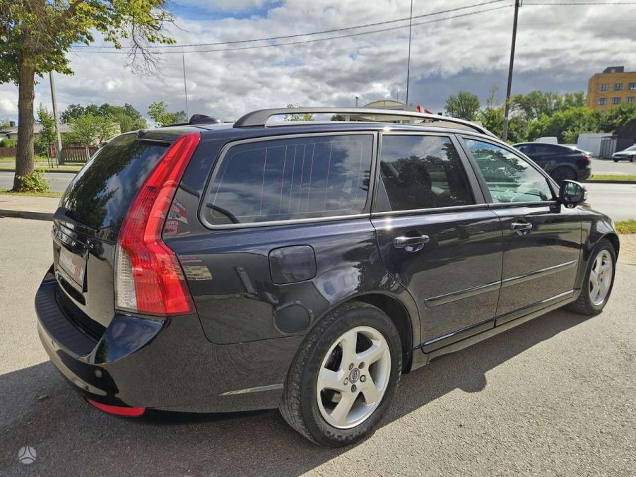 Black Volvo V50 2010 in Siauliai, with an engine capacity of 1.56 L and mileage of 207 thousand km for 3750 €, photo 6 on AUTOMOTO.COM.LV