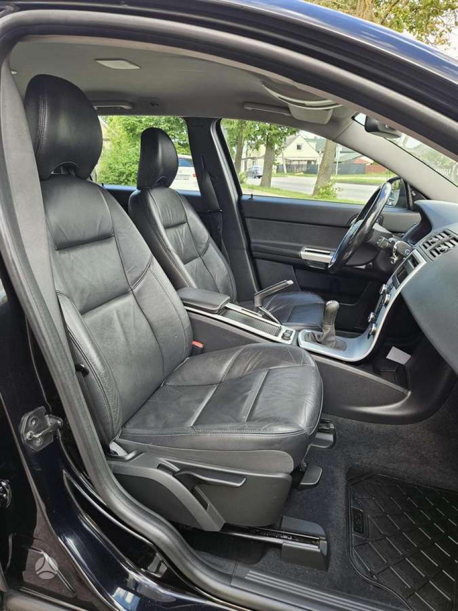 Black Volvo V50 2010 in Siauliai, with an engine capacity of 1.56 L and mileage of 207 thousand km for 3750 €, photo 17 on AUTOMOTO.COM.LV
