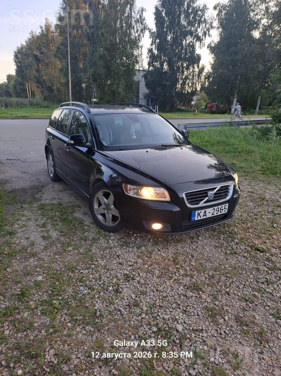 Black Volvo V50 2010 in Riga, with an engine capacity of 2.00 L and mileage of 403 thousand km for 1000 €, photo 1 on AUTOMOTO.COM.LV