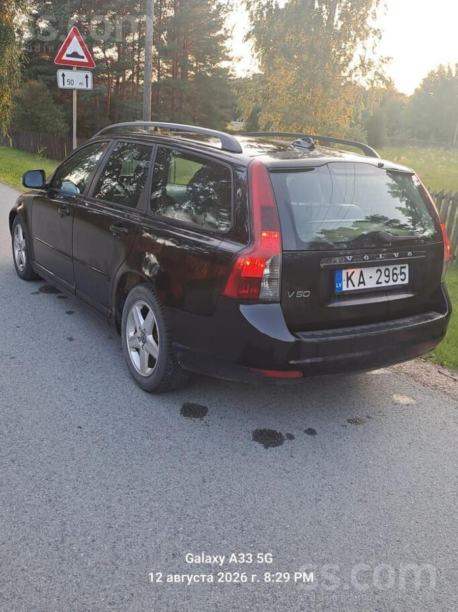 Black Volvo V50 2010 in Riga, with an engine capacity of 2.00 L and mileage of 403 thousand km for 1000 €, photo 4 on AUTOMOTO.COM.LV