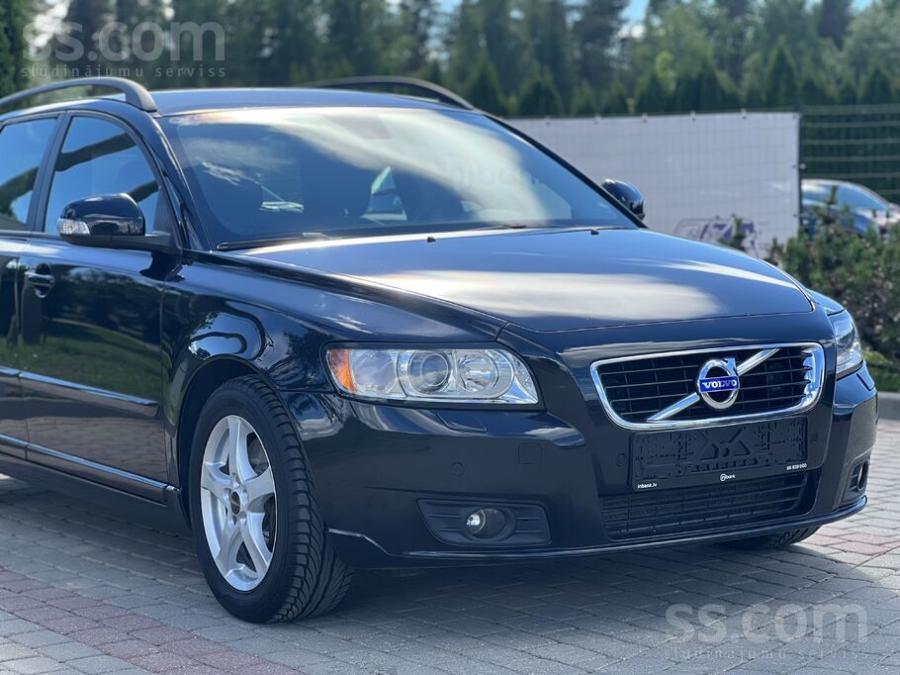 Melns Volvo V50 2010 Cēsis, ar dzinēja tilpumu 2.00 L un nobraukumu 246 tūkst. km par 5500 €, foto 1 vietnē AUTOMOTO.COM.LV