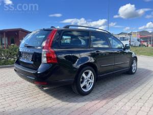 Melns Volvo V50 2010 Cēsis, ar dzinēja tilpumu 2.00 L un nobraukumu 246 tūkst. km par 5500 €, foto 4 vietnē AUTOMOTO.COM.LV