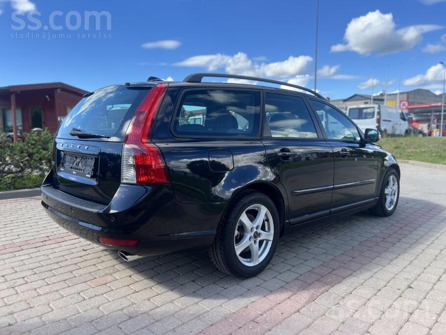 Melns Volvo V50 2010 Cēsis, ar dzinēja tilpumu 2.00 L un nobraukumu 246 tūkst. km par 5500 €, foto 4 vietnē AUTOMOTO.COM.LV