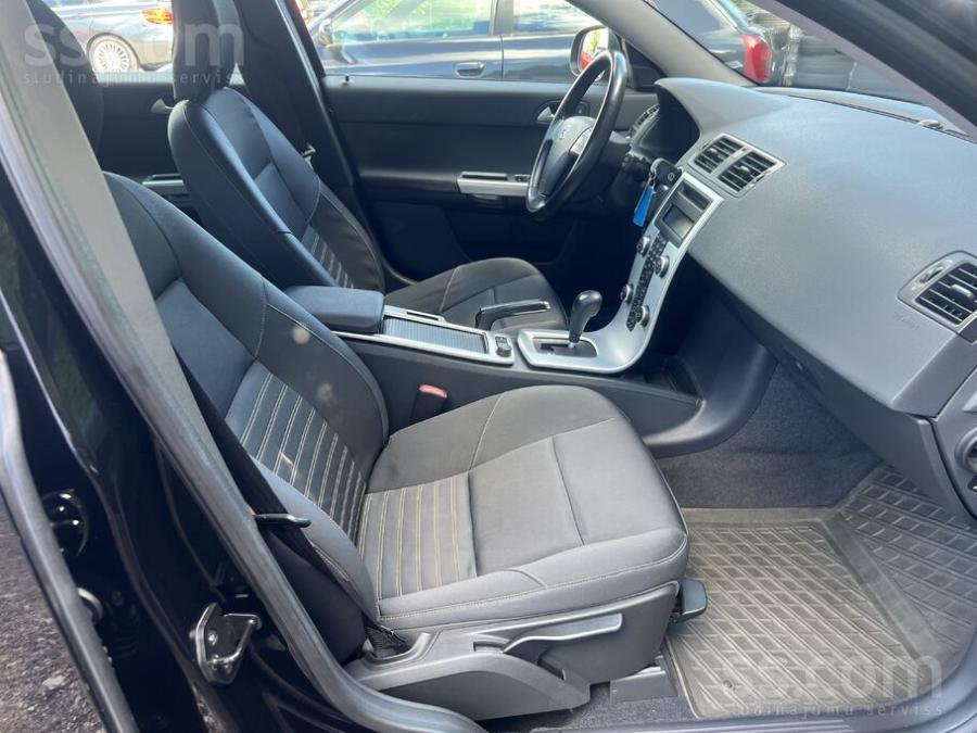Melns Volvo V50 2010 Cēsis, ar dzinēja tilpumu 2.00 L un nobraukumu 246 tūkst. km par 5500 €, foto 13 vietnē AUTOMOTO.COM.LV