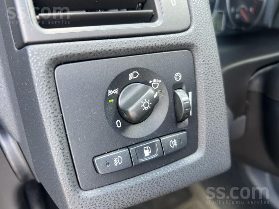 Melns Volvo V50 2010 Cēsis, ar dzinēja tilpumu 2.00 L un nobraukumu 246 tūkst. km par 5500 €, foto 15 vietnē AUTOMOTO.COM.LV