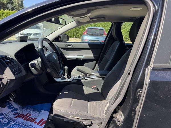 Black Volvo V50 2010 in Alytus, with an engine capacity of 1.60 L and mileage of 297 thousand km for 2950 €, photo 6 on AUTOMOTO.COM.LV