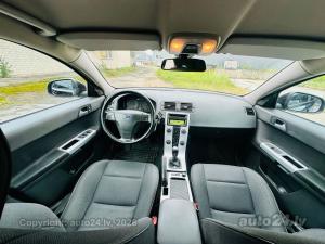 Black Volvo V50 2010 in Tallinn, with an engine capacity of 1.60 L and mileage of 295 thousand km for 3990 €, photo 12 on AUTOMOTO.COM.LV