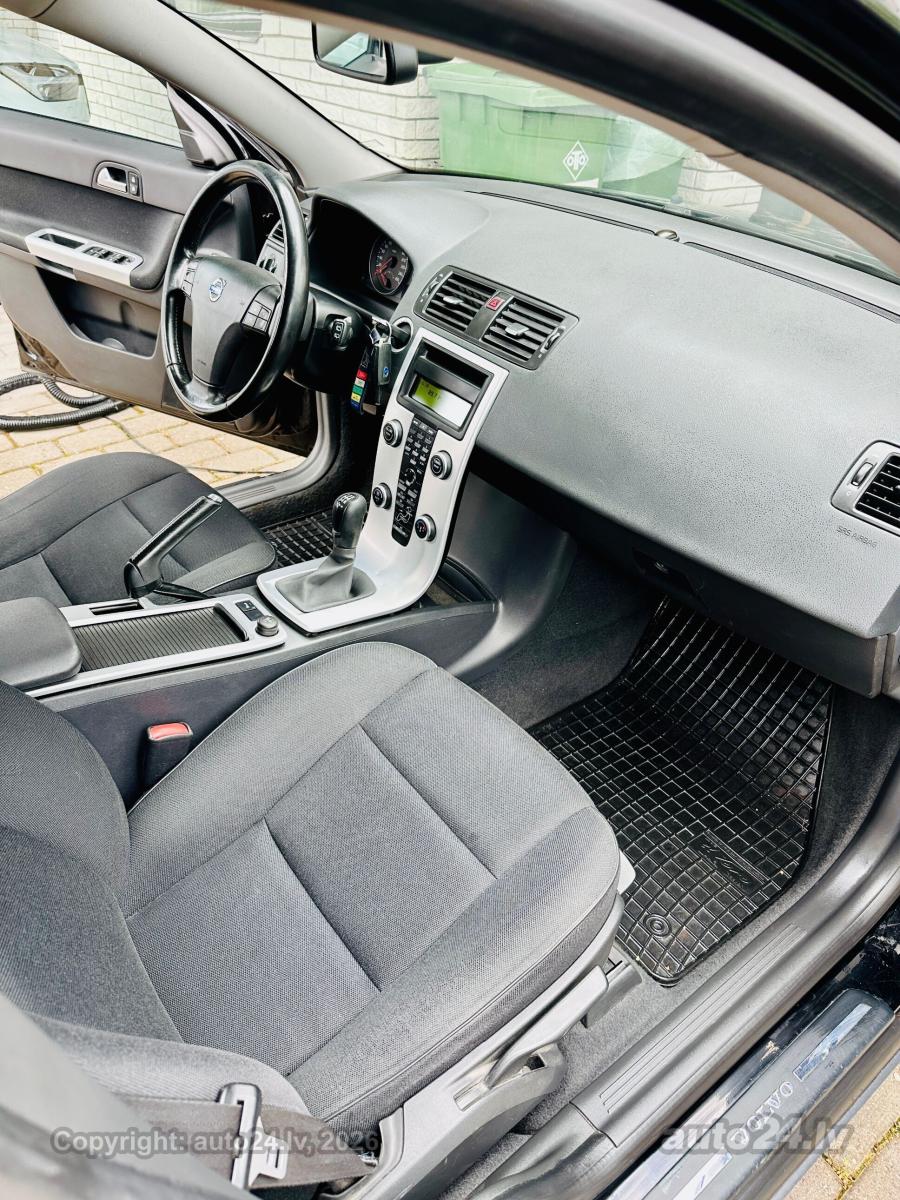 Black Volvo V50 2010 in Tallinn, with an engine capacity of 1.60 L and mileage of 295 thousand km for 3990 €, photo 15 on AUTOMOTO.COM.LV