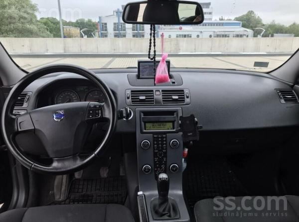 Volvo V50 2010 Bauska vietnē Melns Volvo V50 2010 Bauska, ar dzinēja tilpumu 1.60 L un nobraukumu 400 tūkst. km par 950 €, foto 6 vietnē AUTOMOTO.COM.LV