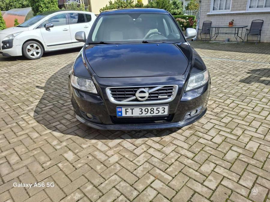 Black Volvo V50 2010 in Pasvalys, with an engine capacity of 1.56 L and mileage of 256 thousand km for 2900 €, photo 1 on AUTOMOTO.COM.LV
