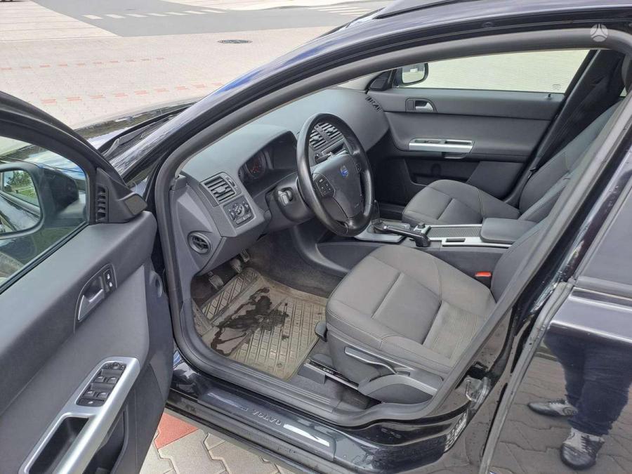 Melns Volvo V50 2010 Šauļi, ar dzinēja tilpumu 1.56 L un nobraukumu 245 tūkst. km par 3300 €, foto 11 vietnē AUTOMOTO.COM.LV