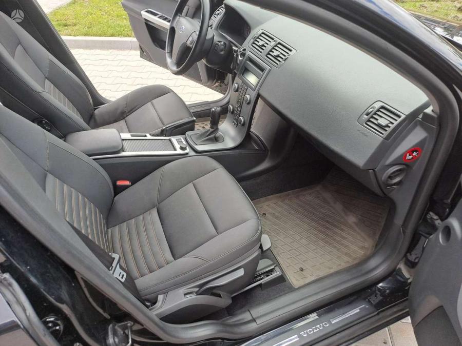 Melns Volvo V50 2010 Šauļi, ar dzinēja tilpumu 1.56 L un nobraukumu 245 tūkst. km par 3300 €, foto 12 vietnē AUTOMOTO.COM.LV