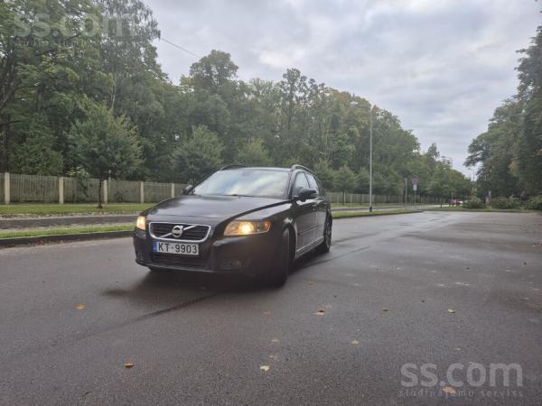 Volvo V50 2010 in Riga on AUTOMOTO.COM.LV Black Volvo V50 2010 in Riga, with an engine capacity of 1.60 L and mileage of 306 thousand km for 2550 €, photo 1 on AUTOMOTO.COM.LV