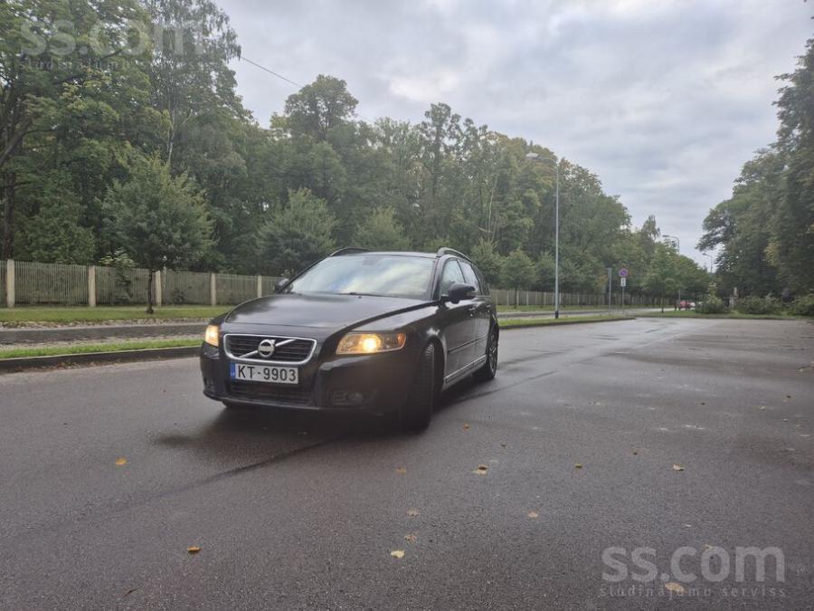 Black Volvo V50 2010 in Riga, with an engine capacity of 1.60 L and mileage of 306 thousand km for 2550 €, photo 1 on AUTOMOTO.COM.LV