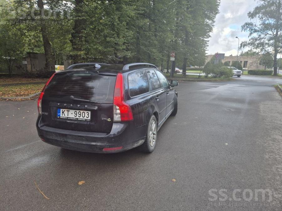Black Volvo V50 2010 in Riga, with an engine capacity of 1.60 L and mileage of 306 thousand km for 2550 €, photo 4 on AUTOMOTO.COM.LV