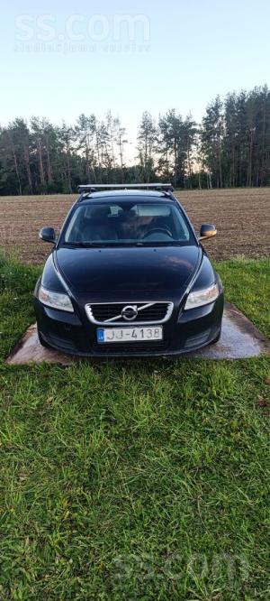 Black Volvo V50 2010 in Jelgava, with an engine capacity of 1.60 L and mileage of 400 thousand km for 600 €, photo 3 on AUTOMOTO.COM.LV